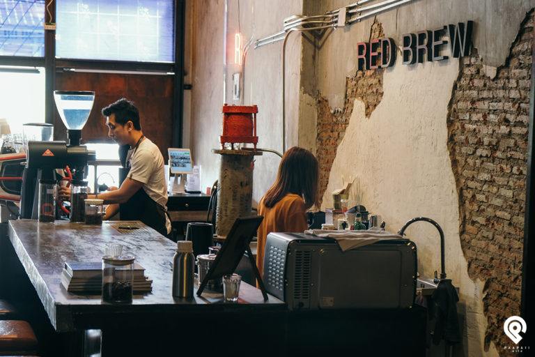 "Red Brew" คาเฟ่สไตล์ลอฟท์ซอยแบริ่ง | PaaPaii.com