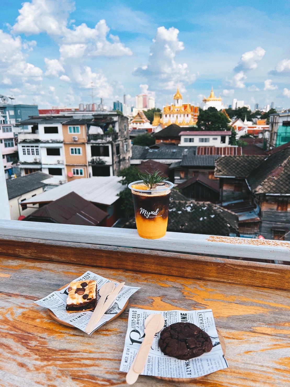 เล่นซ่อนหากับ "Mynd Rooftop Slow Bar" คาเฟ่ไซส์จิ๋วที่ซ่อนตัวอยู่ในตรอกชุมชนเก่าวัดราชนัดดา ...