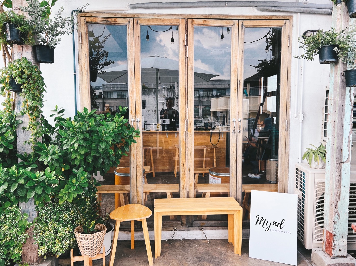 เล่นซ่อนหากับ "Mynd Rooftop Slow Bar" คาเฟ่ไซส์จิ๋วที่ซ่อนตัวอยู่ในตรอกชุมชนเก่าวัดราชนัดดา ...